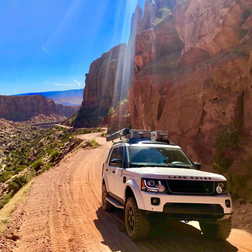 Lifted Land Rover Discovery 4 - Modern Off-roader With The Camel Trophy ...