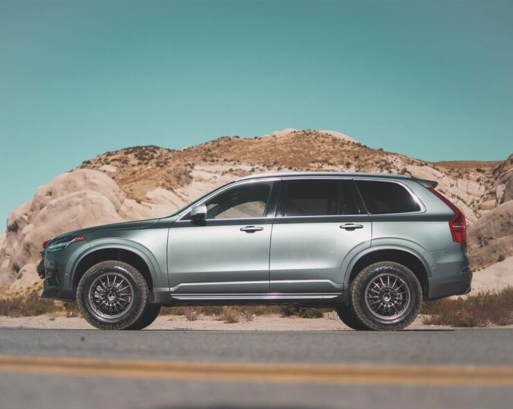 Lifted Volvo XC90 Goes Off Road on 32 inch Falken Wildpeak AT3 Tires - offroadium.com