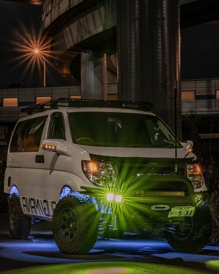 JDM Spec Nissan Elgrand E51 With a Lift Kit and Offroad Mods