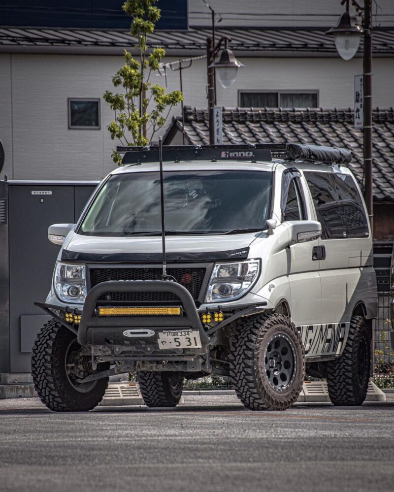 JDM Spec Nissan Elgrand E51 With a Lift Kit and Offroad Mods