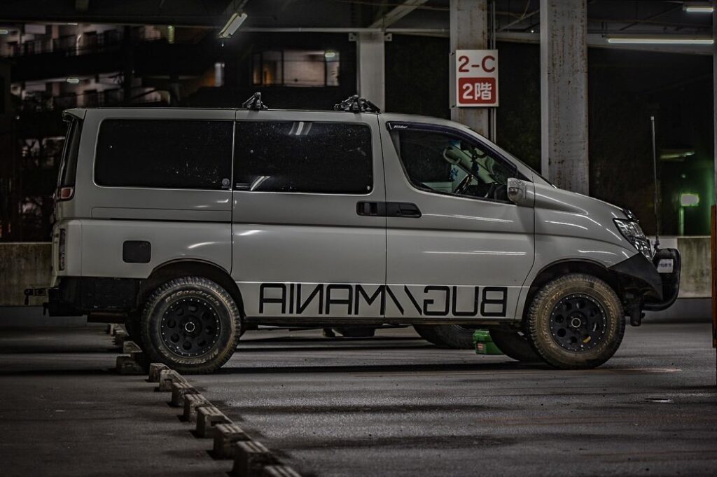 JDM Spec Nissan Elgrand E51 With a Lift Kit and Offroad Mods