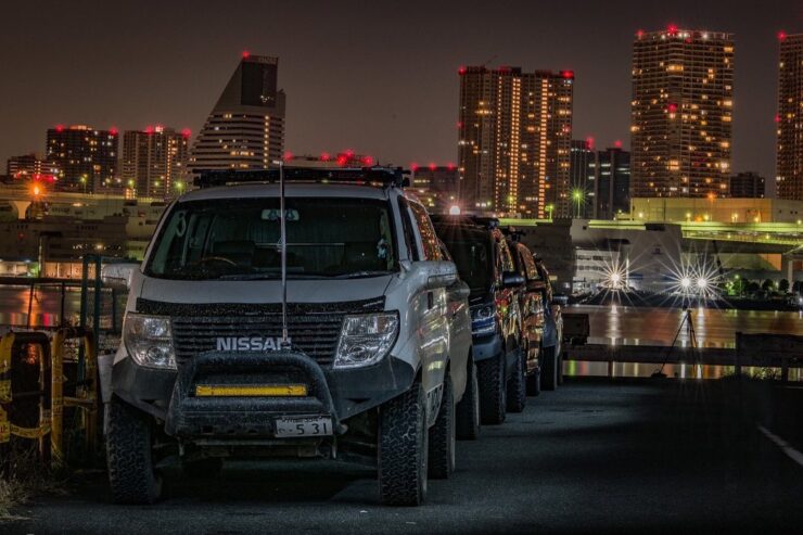 JDM Spec Nissan Elgrand E51 With a Lift Kit and Offroad Mods