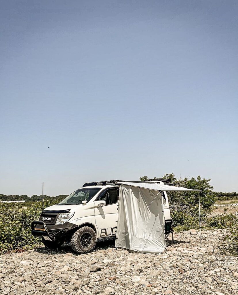 JDM Spec Nissan Elgrand E51 With a Lift Kit and Offroad Mods