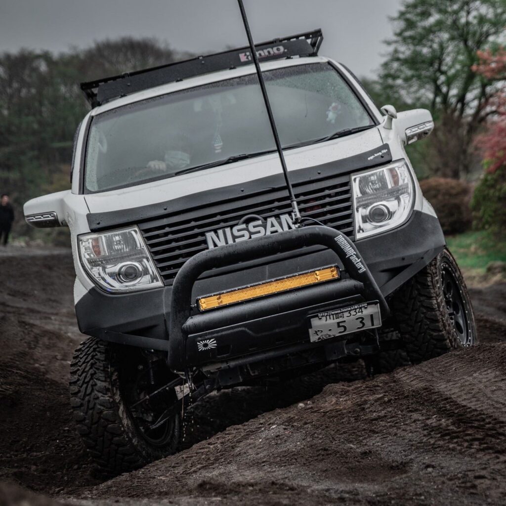 JDM Spec Nissan Elgrand E51 With a Lift Kit and Offroad Mods