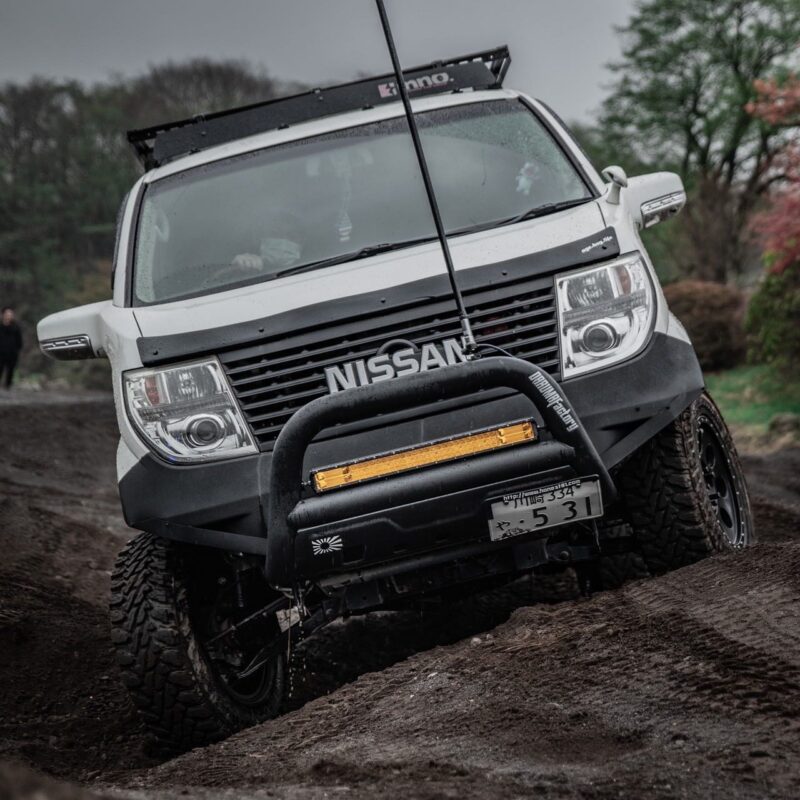 JDM Spec Nissan Elgrand E51 With a Lift Kit and Offroad Mods