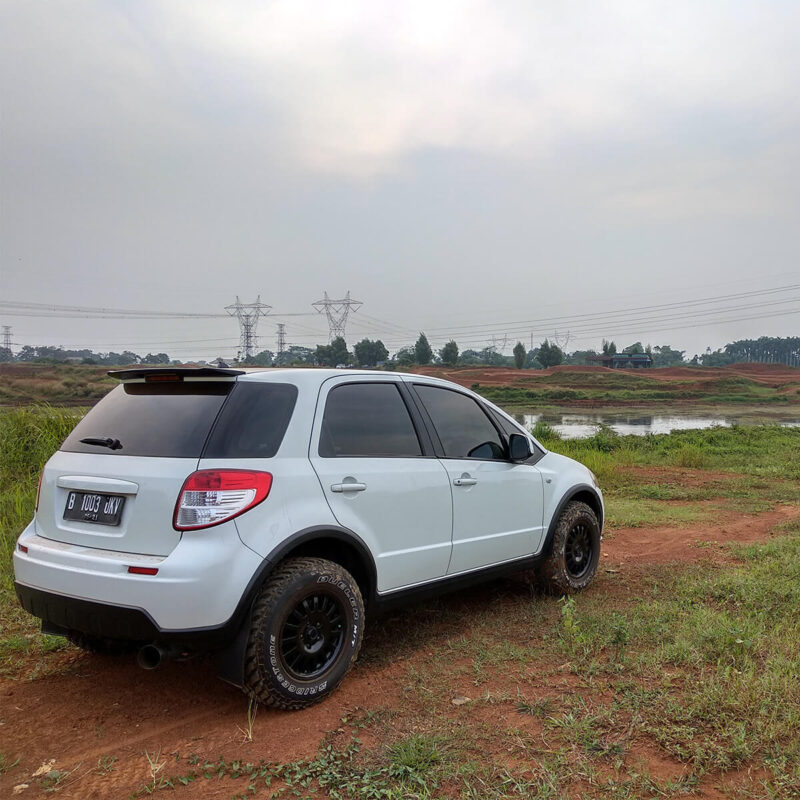 Lifted Suzuki SX4 With A/T Tires for Fun Off-road Adventures ...