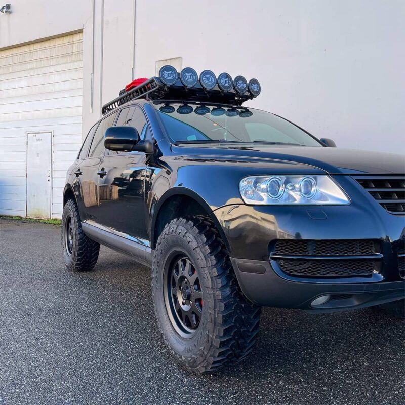 Black VW Touareg 7L Off road Build with a 2" Lift - offroadium.com