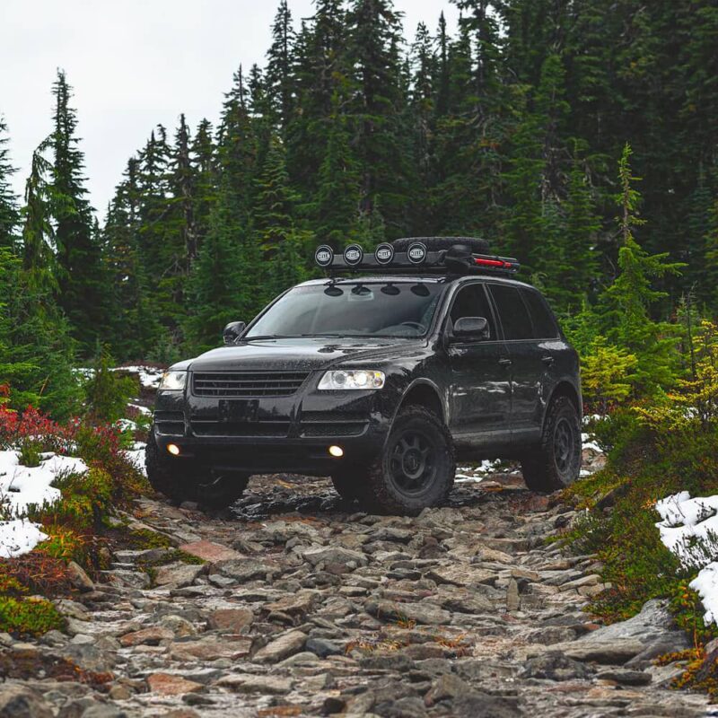 Black VW Touareg 7L Off road Build with a 2" Lift - offroadium.com