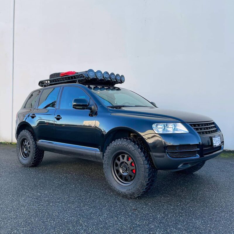 Black VW Touareg 7L Off road Build with a 2" Lift - offroadium.com